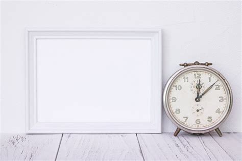 스톡 사진 화이트 프레임 빈티지 그린 나무 테이블 골동품 알람 시계 0명에 대한 스톡 사진 및 기타 이미지 0명 고풍스런 골동품 Istock
