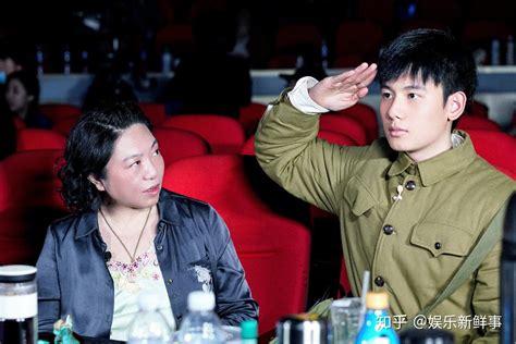 故事里的中国第二季动人回归 胡先煦成首位00后雷锋饰演者 知乎