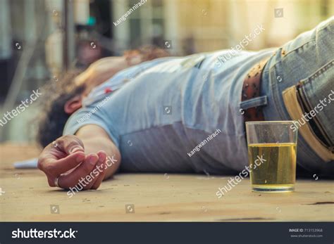 Man Passed Out Drunk 693 Images Photos Et Images Vectorielles De