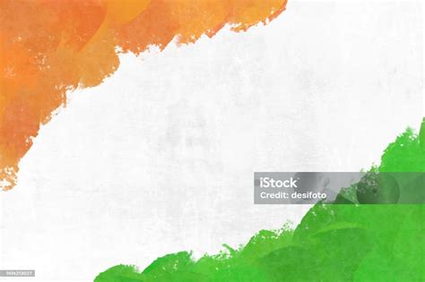 삼색 밴드의 수평 배경 밝은 얼룩진 얼룩진 주황색 또는 사프란 인도의 국기에서와 같이 흰색과 녹색의 색상 스프레이 페인팅이나 브러시 스트로크 또는 모서리의 얼룩처럼 퇴색