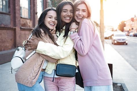 도시 거리에서 재미를 가진 세 젊은 여성의 야외 촬영 20 29세에 대한 스톡 사진 및 기타 이미지 20 29세 3 명