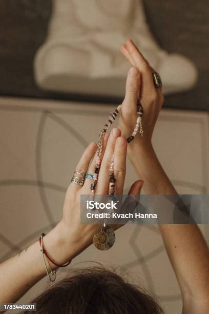 여자는 손에 자연석으로 만든 보석을 들고 손은 반지와 팔찌로 장식되어 있습니다 수공예품과 창의성 영성 종교 신 개념 30 34세에 대한 스톡 사진 및 기타 이미지 Istock