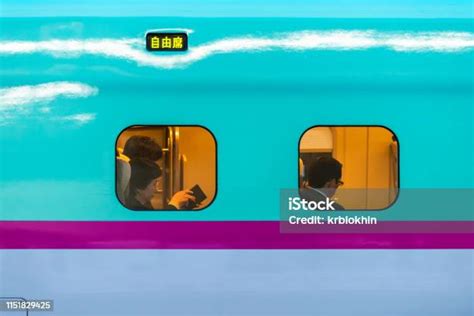 신칸센을 타고 독서를 하는 사람들을 위한 기차 역 플랫폼 기차에 대한 스톡 사진 및 기타 이미지 기차 남자 남자 사업가 Istock