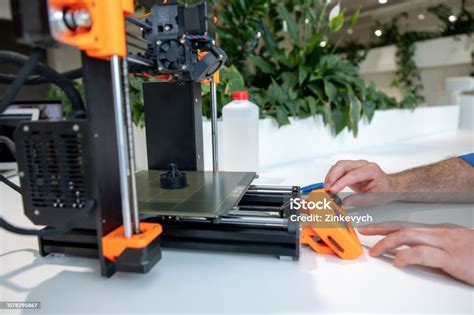 3d 프린터에서 작업하는 알아볼 수 없는 디자이너 3차원 인쇄에 대한 스톡 사진 및 기타 이미지 3차원 인쇄 3차원 형태