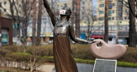 평화의 소녀상에 마스크 씌운 시민단체 대표 검찰 송치