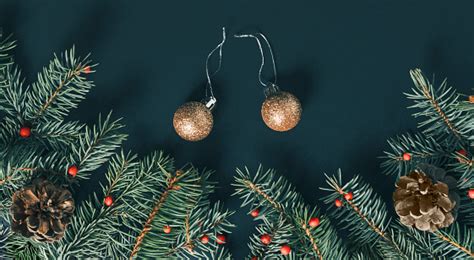 소나무 나뭇가지 소나무 콘 붉은 열매 황금 장식 공은 검은 색 배경에 누워 최소한의 평면 누워 수평 구성 크리스마스와 새해 우아한 장식 개념 0명에 대한 스톡 사진 및 기타