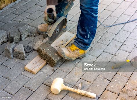 작업자 자동 폐쇄 포장을 완료 하는 전기 분쇄기로 크기는 타일 인하 0명에 대한 스톡 사진 및 기타 이미지 0명 건축 고무 Istock