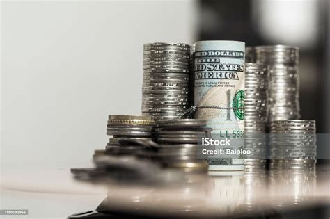 전문 금융 투자 계획은 투자 수익 장기 돈 행복 은퇴 개념에 대 한 절약의 수익의 큰 성장을 만들 미국 달러 유로 중국 위안 자루에서 동전 그리고 진짜 나무 판자에 누워