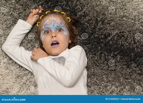 Portrait De Petite Fille Avec La Peinture De Visage Photo Stock Image Du Cr Ativit Visage