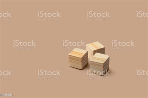 복사 공간 미니멀리스트 스타일이 있는 크림색 격리된 배경에 빈 나무 큐브 블록 0명에 대한 스톡 사진 및 기타 이미지 0명 개념 개발 Istock