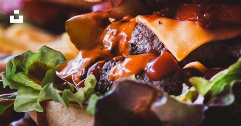 양상추와 토마토를 곁들인 햄버거 사진 Unsplash의 무료 음식 이미지