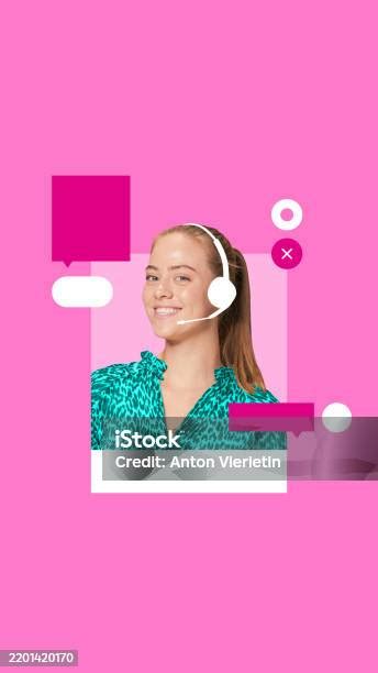 현대 미술 콜라주 헤드셋을 착용한 여성이 미소를 지으며 분홍색과 흰색 디지털 채팅 요소에 둘러싸여 전문적인 지원을 나타냅니다 20 24세에 대한 스톡 사진 및 기타 이미지