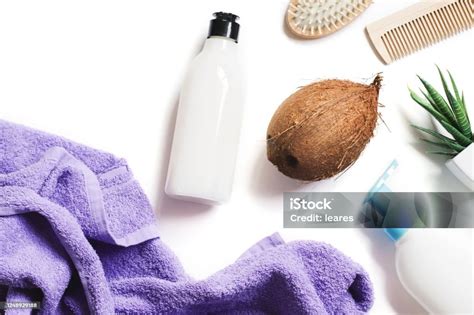 플랫 누워 여전히 생활 뷰티 사진 보라색 면 수건 코코넛 샴푸 샤워 젤 나무 빗 유기농 천연 피부 와 헤어 케어 코코넛 오일에 대한 스톡 사진 및 기타 이미지 Istock