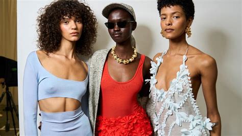 COMBINAR COLORES Con esta guía maestra aprenderás a combinar los colores de la temporada