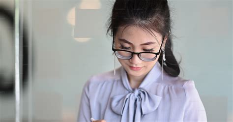 디지털 태블릿에서 메일을 확인하고 사무실에서 작업 프로세스를 조직하는 여성 비서의 초상화 사진 Unsplash의 태국 이미지