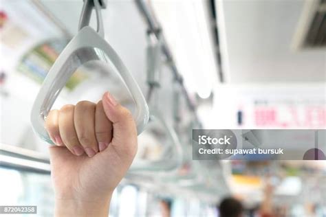 전기 기차에 손잡이 잡고 손으로 여자를 닫습니다 기차 스카이 철도 시스템 또는 지하철 기차에 대 한 핸들을 잡는 사람에 처리 0명에 대한 스톡 사진 및 기타 이미지 Istock