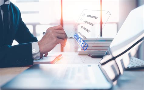 승인 서명 문서 관리 시스템 Dms 평가 양식 설문지 체크리스트 및 클립 보드 작업 관리 컴퓨터 노트북 생산성 체크리스트 및 법률 점검을 담당하는 사업가 지폐에 대한 스톡