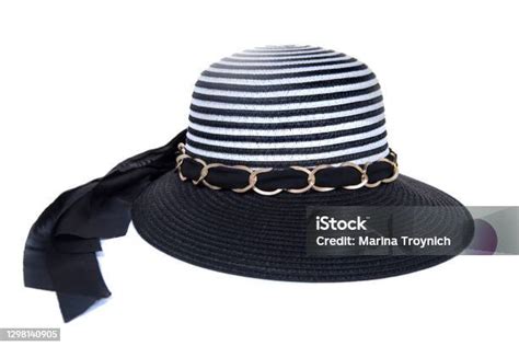 흰색 배경에 고립 된 줄무늬 여성 모자 스트라이프가 있는 여성 블랙과 화이트 우아한 캡 0명에 대한 스톡 사진 및 기타 이미지 0명 개인 장식품 검은색 Istock