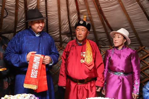 Цэцэг сумаас аймгийн хошой аварга малчин төрлөө