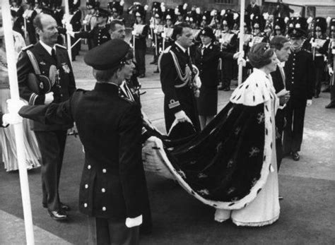 Kroning Koningin Beatrix Onder De Pergola Lopen Koningin Beatrix En Prins Claus Naar De Nieuwe