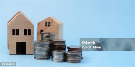 동전 쌓기 주택 모델 집의 미래를 사기 위해 돈과 재정적 투자를 절약합니다 개념 부동산 부동산 모기지 세금 및 수익 주거 0명에