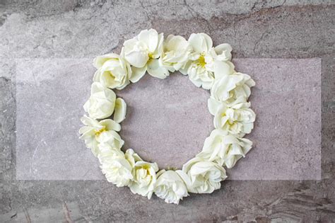 당신의 작품을 표시하는 세련된 브랜딩 모형 회색 배경에 귀여운 빈티지 모의 플랫 레이 상단 보기 개념에 대한 스톡 사진 및 기타