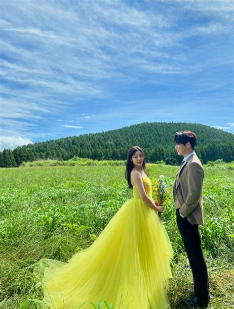 여왕님이 올리시니…고우림 아내 김연아 따라 미공개 웨딩화보 공개