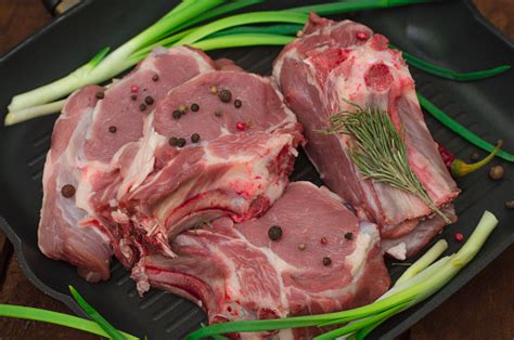 등심 요리 재료 검은 철 굽고 팬에 쇠고기 스테이크를 구운 목조 소박한 배경입니다 평면도 가로 구성 갈비 음식에 대한 스톡 사진 및 기타 이미지 Istock