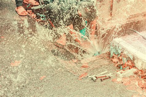 블러 배관공 작업 깨진 파이프를 수리하고 길가에서 물 모션으로 구멍에 교체 개선에 대한 스톡 사진 및 기타 이미지 Istock