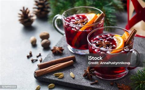 향신료를 곁들인 멀드 레드 와인 크리스마스 장식 회색 돌 배경 닫습니다 멀드 와인에 대한 스톡 사진 및 기타 이미지 멀드 와인 12월 크랜베리 Istock