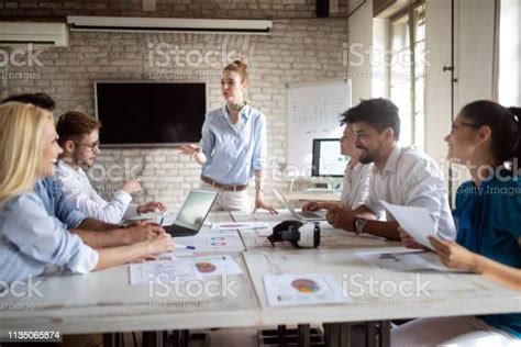 프레젠테이션 중 소프트웨어 엔지니어링 및 비즈니스를 학습 하는 성공적인 행복 그룹 개념에 대한 스톡 사진 및 기타 이미지 개념 개발 검은색 Istock