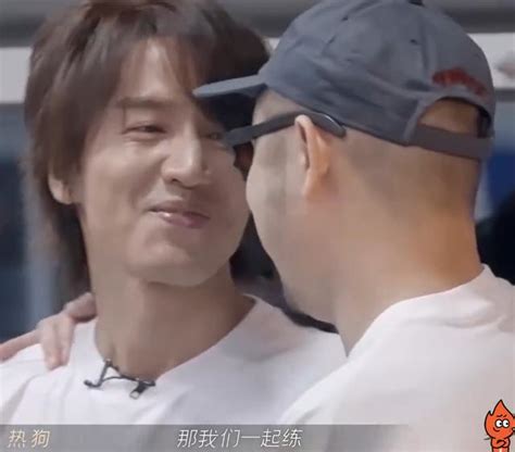 44岁言承旭公主抱热狗！在人群中不停转圈圈，旁边陈小春一脸惊讶 乌市微生活