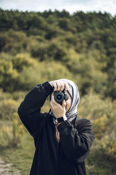 경치 경치 좋은 배경 고요한 나무 낮 녹지 덤불 라이프스타일 무슬림 밝은 사진 촬영 사진작가 상쾌한 서 있는 숙녀 숲 아마추어 사진사 야외에서
