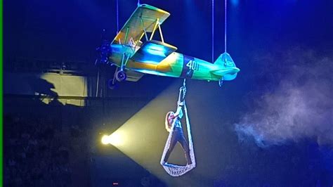 ДЕВУШКА ТРЮКАЧКА НА САМОЛЁТЕ В ЦИРКЕ Youtube