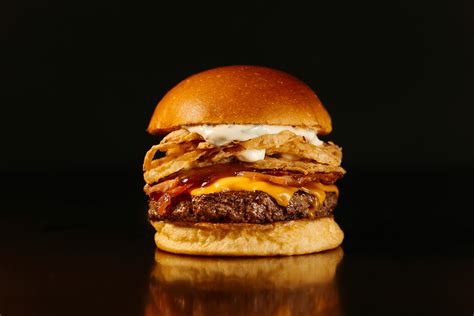 Bbq 검은색 배경 고기 고립된 과즙이 많은 구운 쇠고기 군침이 도는 다육 레스토랑 품질 맛있는 먹음직스러운 미국 요리 미식가 햄버거 바베큐 소스