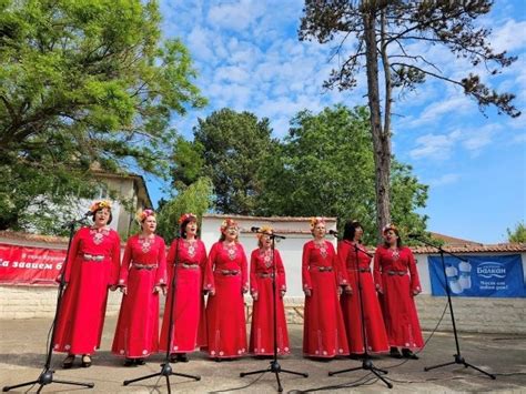 Хора от цялата страна се събраха на фестивала Да завием баница в Крушовица” снимки