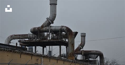 건물 위의 파이프 및 파이프 사진 Unsplash의 무료 건물 이미지