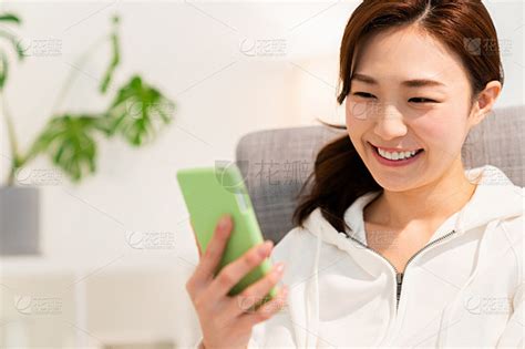 亚洲女性看到智能手机