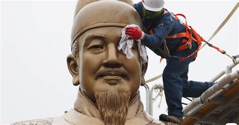 [뉴스1 Pick]세종대왕님 용안이 개운하십니까…광화문광장 봄 맞이 동상 세척