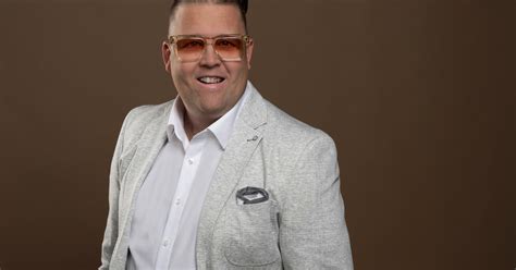 Volkszanger Rutger Van Barneveld Met Spoed Opgenomen In Ziekenhuis