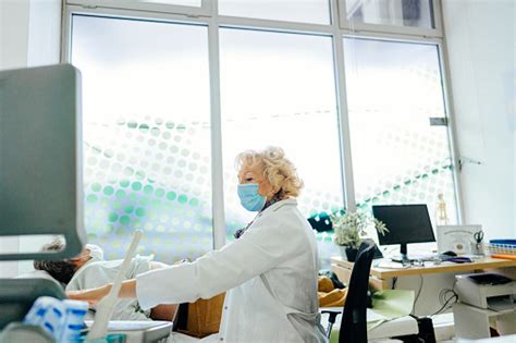 환자에게 초음파를하는 보호 얼굴 마스크를 가진 여성 의사 초음파에 대한 스톡 사진 및 기타 이미지 초음파 보호 마스크 병원 Istock