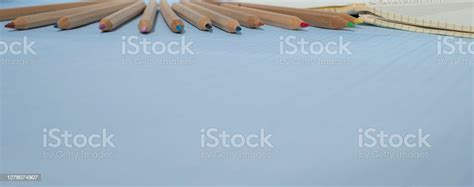 밝은 색상의 리드와 나무 연필로 만든 배너 프레임 파란색 배경입니다 텍스트공간을 복사합니다 공란에 대한 스톡 사진 및 기타 이미지 Istock