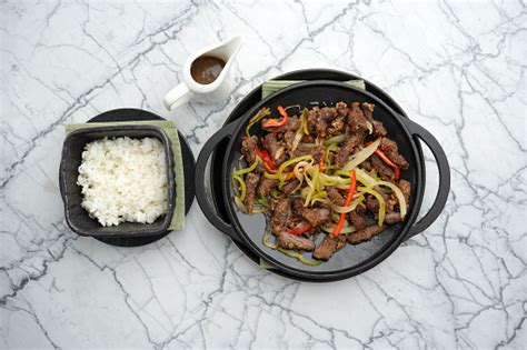 프라이팬에 야채를 곁들인 지글지글 끓는 쇠고기 볶음 복사 공간이 있는 대리석 테이블 배경 클로즈업 아시안 푸드 메뉴 건강한 식생활에 대한 스톡 사진 및 기타 이미지 Istock