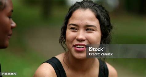 두 명의 다양한 친구가 함께 웃고 웃고 있습니다 혼합 인종 여자 친구는 외부에서 대화에서 이야기 본격적인 실제 웃음과 미소