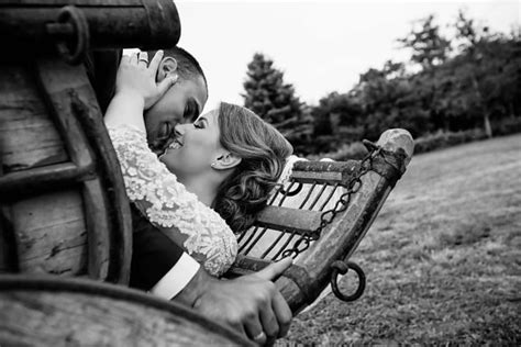 무료 사진 키스 사랑 포옹 잘생긴 금발 남자 로맨틱 브릿지 흑인과 백인 흑백