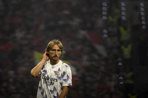 اقدام زیبای لوکا مودریچ اهدای پیراهن به کودک قربانی جنگ عکس طرفداری