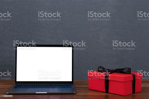 블랙 프라이데이 세일 및 새해 크리스마스 쇼핑 배너 특별한 날의 모형 로고와 텍스트에 대한 빈 블랙 보드 고립 된 검은 나무 텍스처 배경 11월에 대한 스톡 사진 및 기타