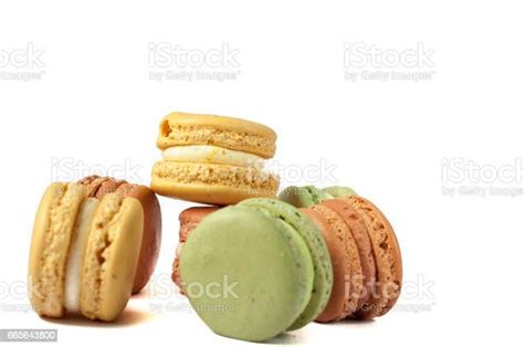 흰색 배경에 맛있는 여러 가지 빛깔의 케이크 마카롱 또는 마카롱 달콤하고 다채로운 디저트 0명에 대한 스톡 사진 및 기타 이미지 Istock