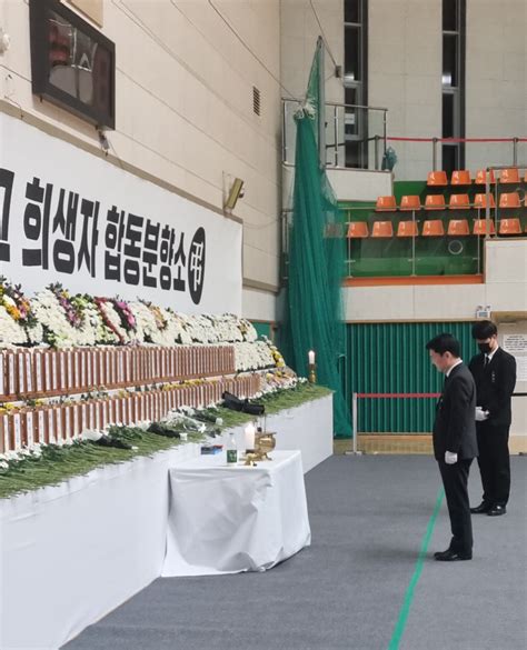 安哲秀、国民の力議員が全南務安空港済州航空旅客機惨事犠牲者遺族に会い「再びこのような惨事が発生しないように私がすることで最善を尽くす」と誓った