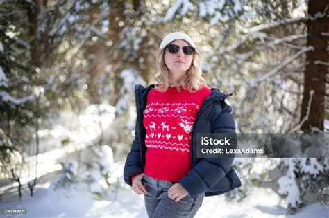 빨간 스웨터를 입은 중년 백인 여성이 겨울에 눈 덮인 숲에서 사슴과 함께 공휴일에 대한 스톡 사진 및 기타 이미지 공휴일 귀여운 날씨 Istock